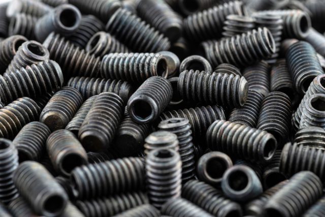 Charakterystyka oraz zastosowanie śrub dociskowych bez łba